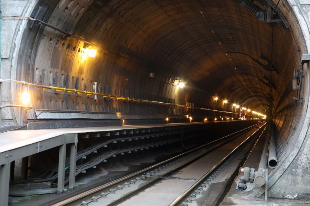 MARSHALL-TUFFLEX HELPS TO KEEP STANSTED TUNNEL’S LIGHTING UPGRADE ...